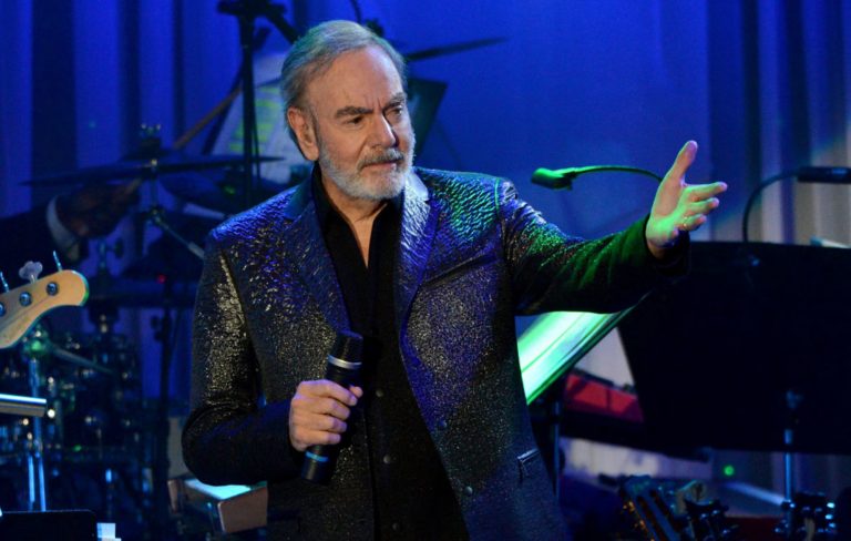 Neil Diamond surprises fans with rare performance 7 years after ...