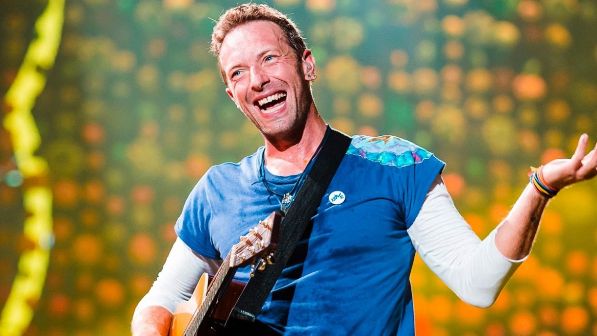 Chris Martin Stops Coldplay Show in Milan to Sing ‘Fix You’ With ...